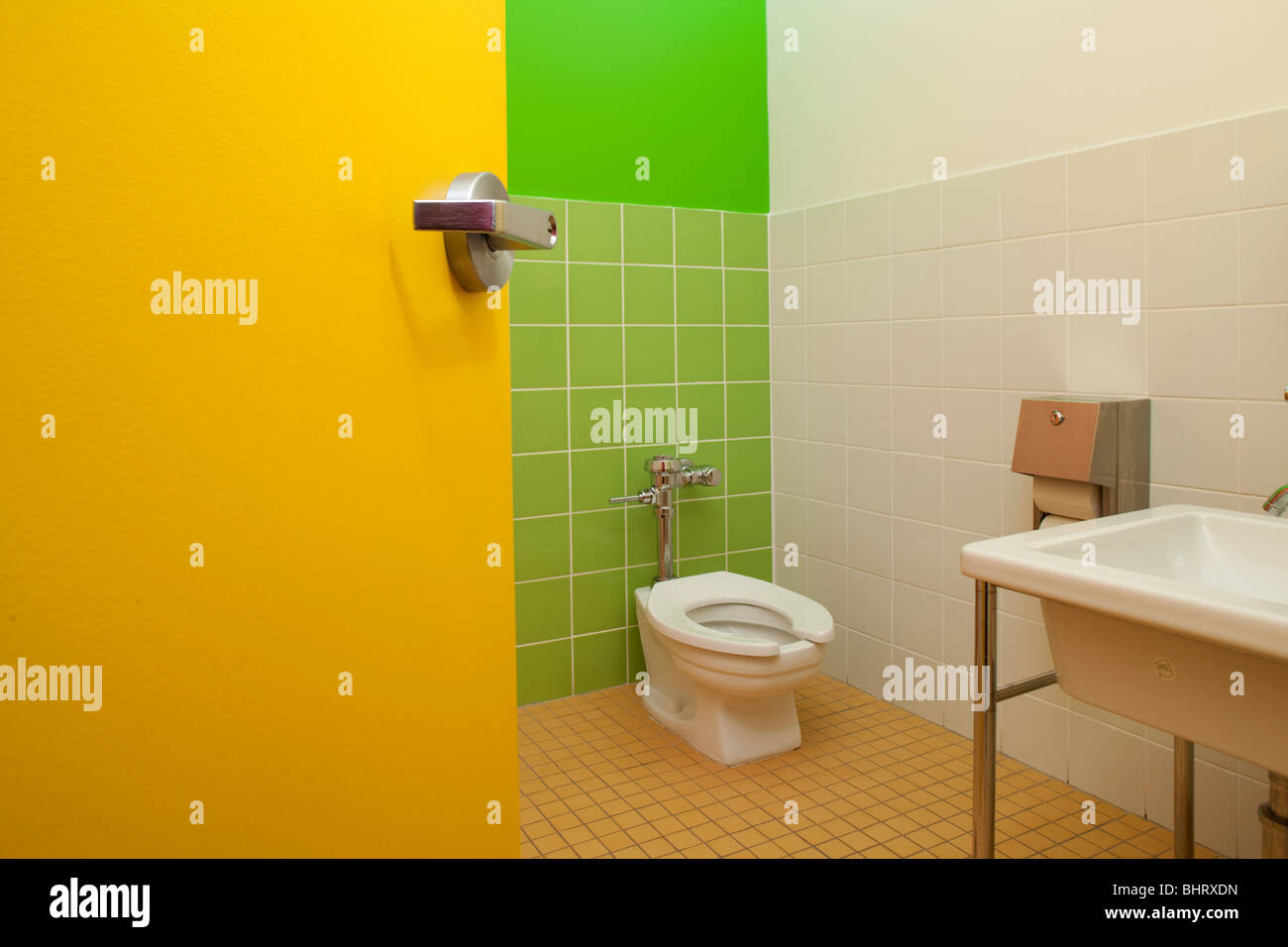 Spülung klo kinder -Fotos und -Bildmaterial in hoher Auflösung – Alamy