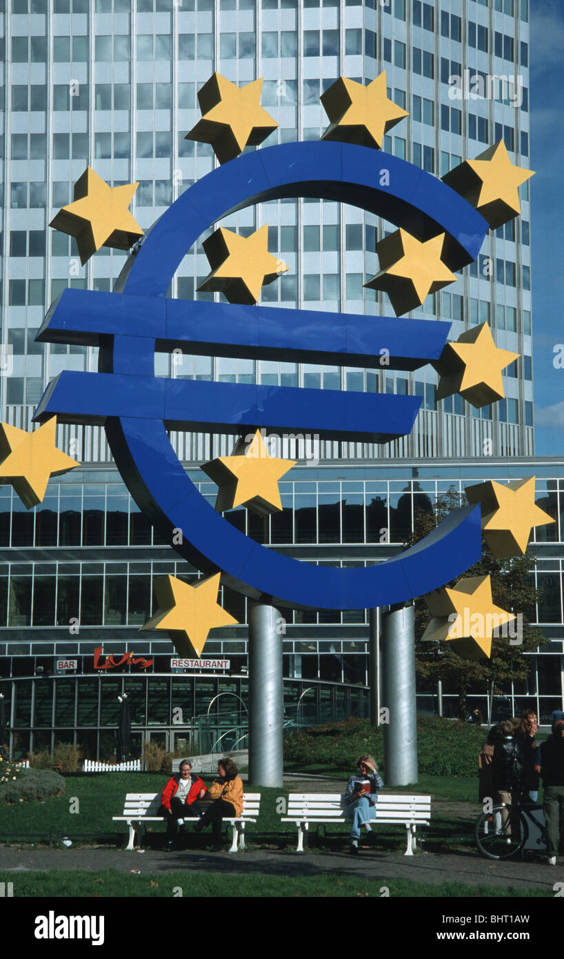 Die euro skulptur ist -Fotos und -Bildmaterial in hoher Auflösung – Alamy
