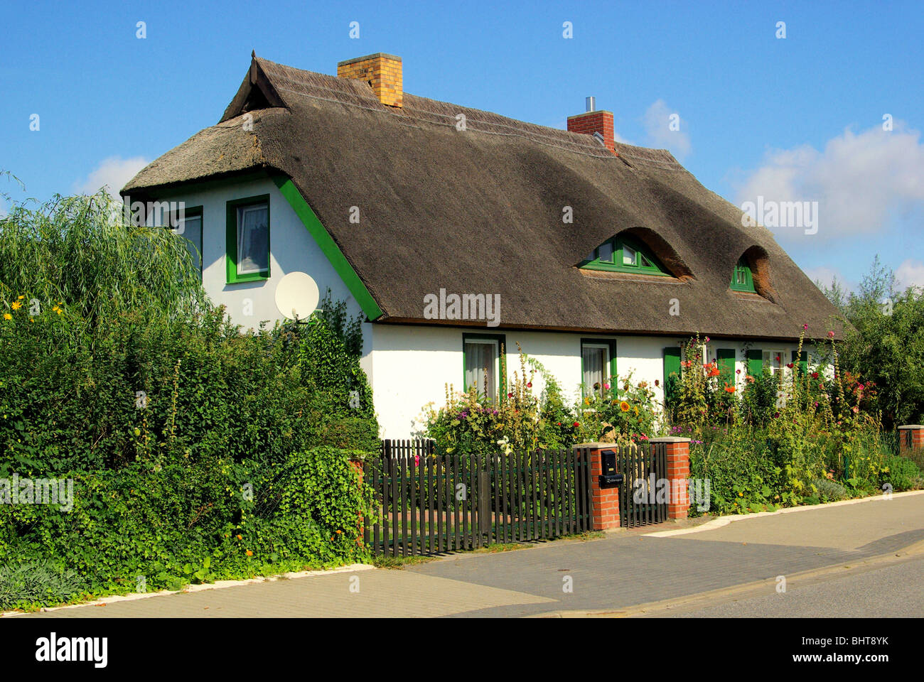 Bauernhaus mit bauerngarten -Fotos und -Bildmaterial in hoher Auflösung – Alamy