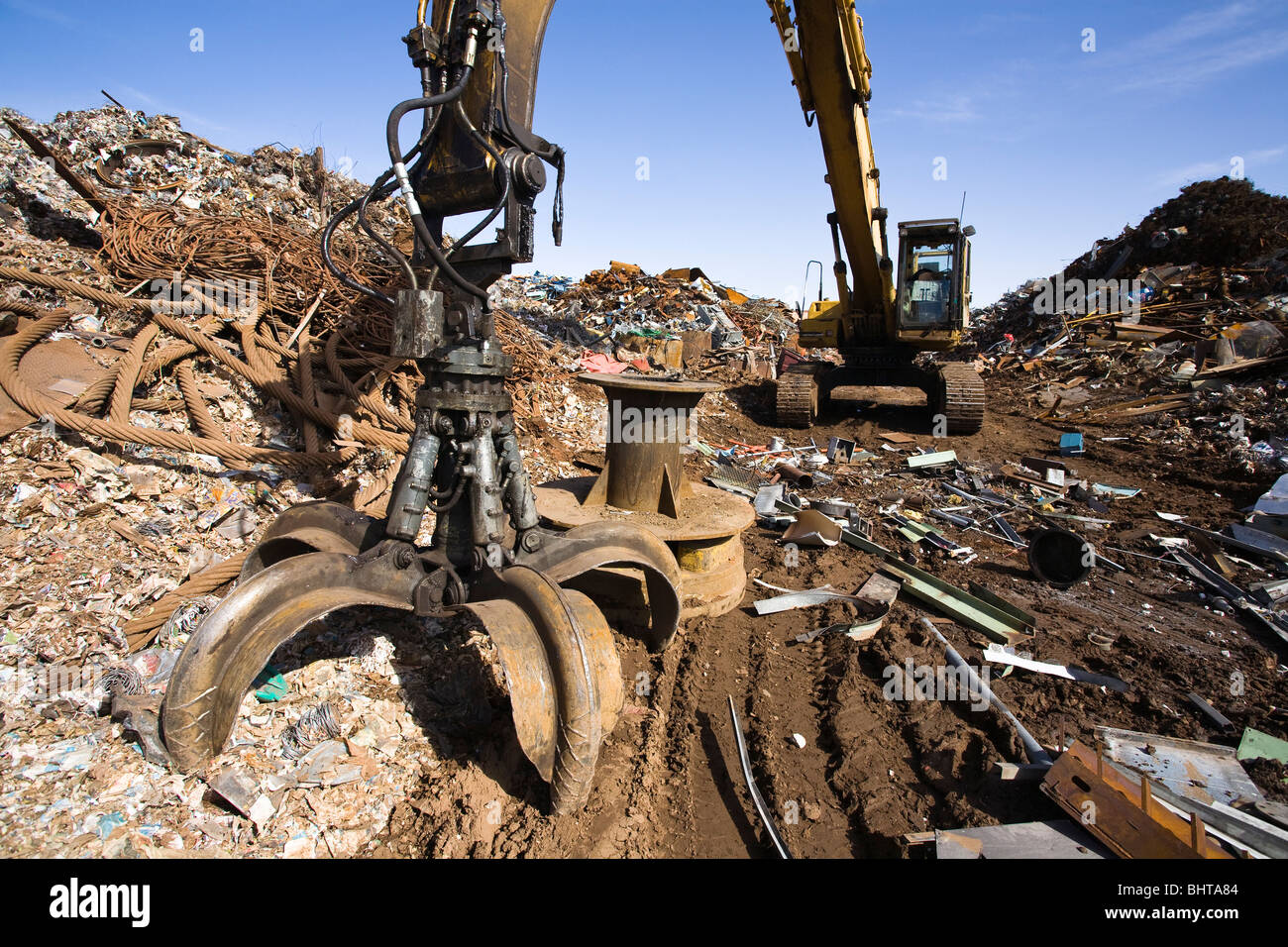 Bagger mit großen Greifer Kralle am Schrottplatz Metall Stockfotografie ...