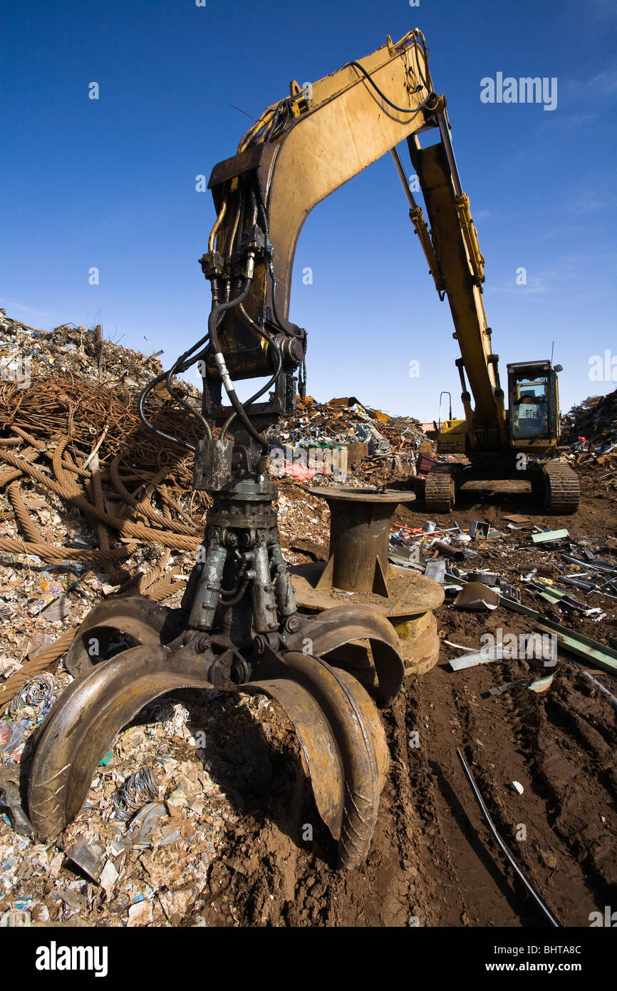 Bagger mit großen Greifer Kralle am Schrottplatz Metall Stockfotografie ...