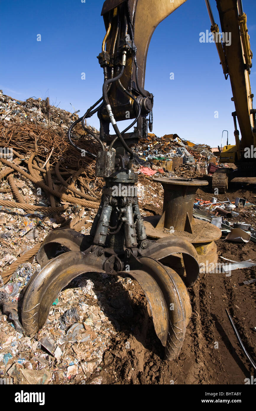 Bagger mit großen Greifer Kralle am Schrottplatz Metall Stockfotografie ...