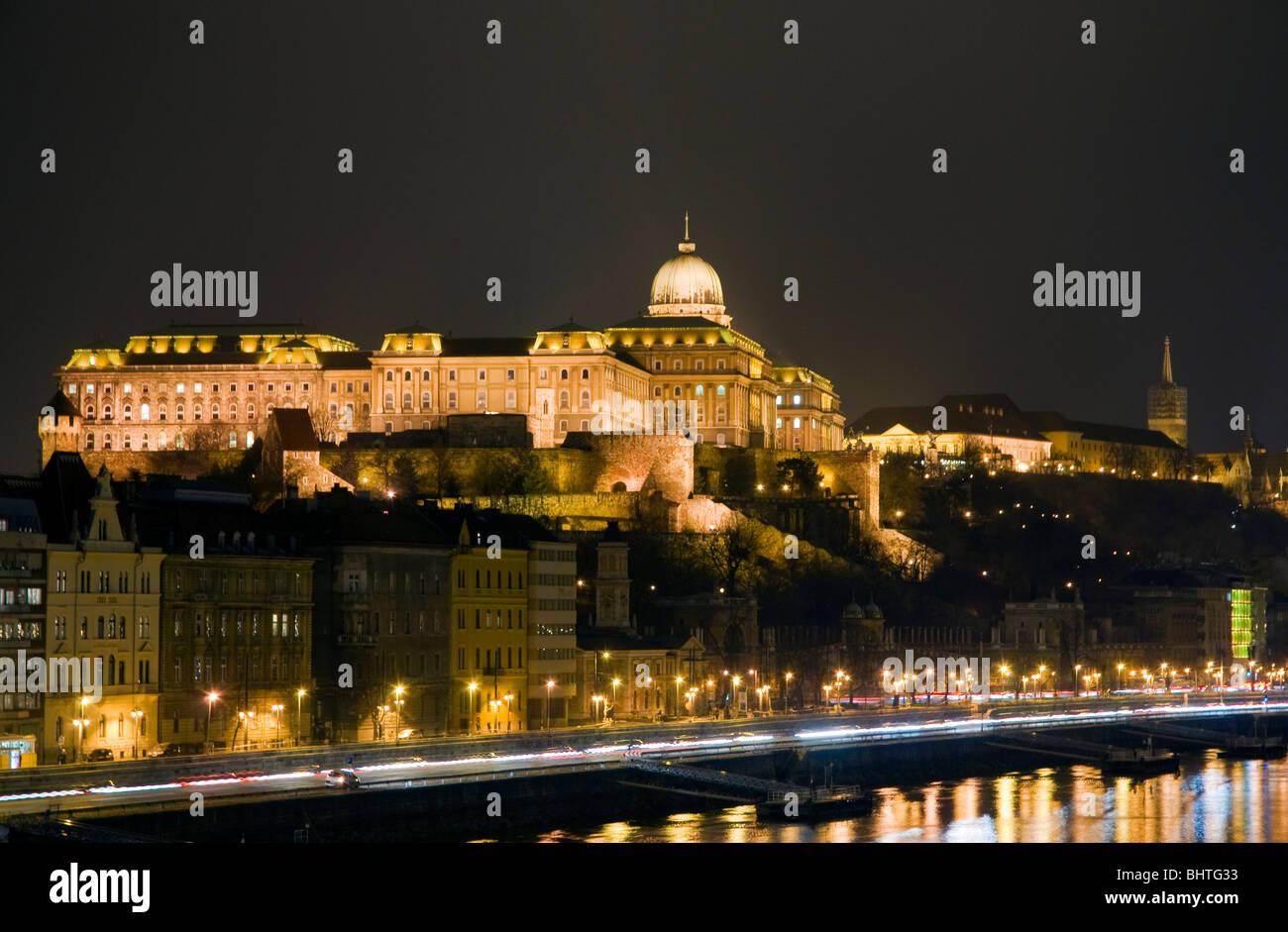 Budapest schloss donau nacht -Fotos und -Bildmaterial in hoher ...
