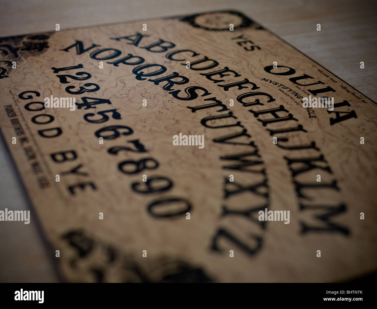 Ouija board -Fotos und -Bildmaterial in hoher Auflösung – Alamy