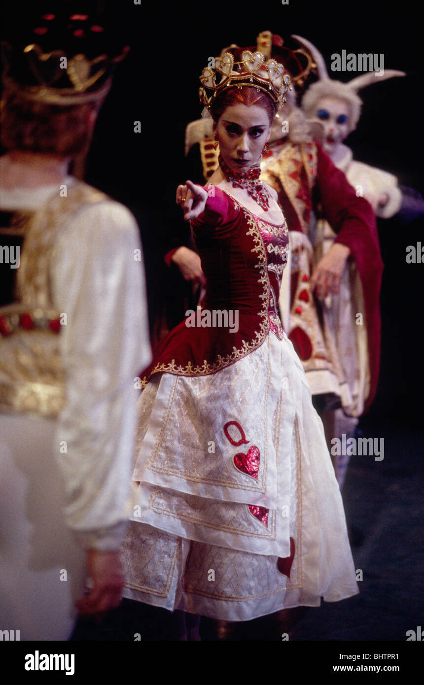 Queen of hearts and alice in wonderland -Fotos und -Bildmaterial in ...