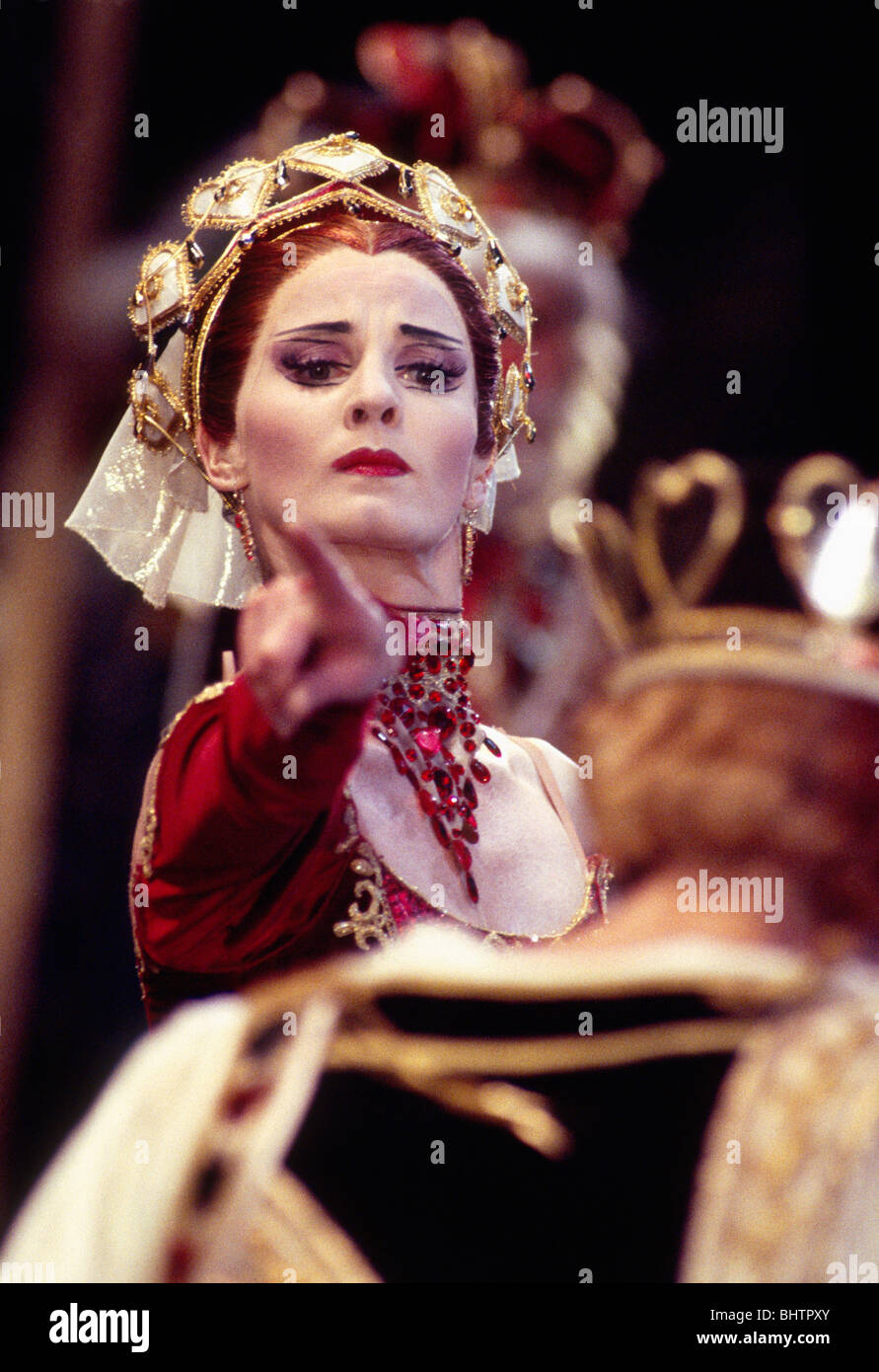 Queen of hearts and alice in wonderland -Fotos und -Bildmaterial in ...