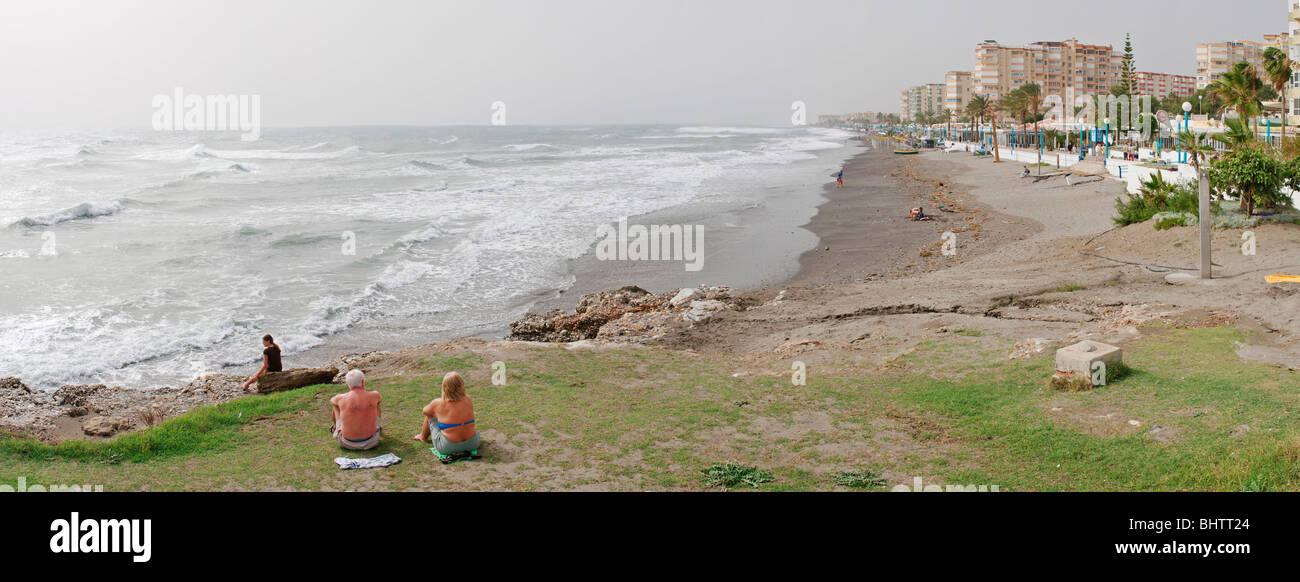 Panoramablick auf der Strandpromenade von Torrox Beach, Costa del Sol ...