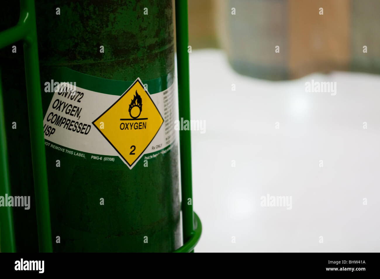 Dieses Foto ist eine medizinische grüne Sauerstoffflasche mit gelber ...