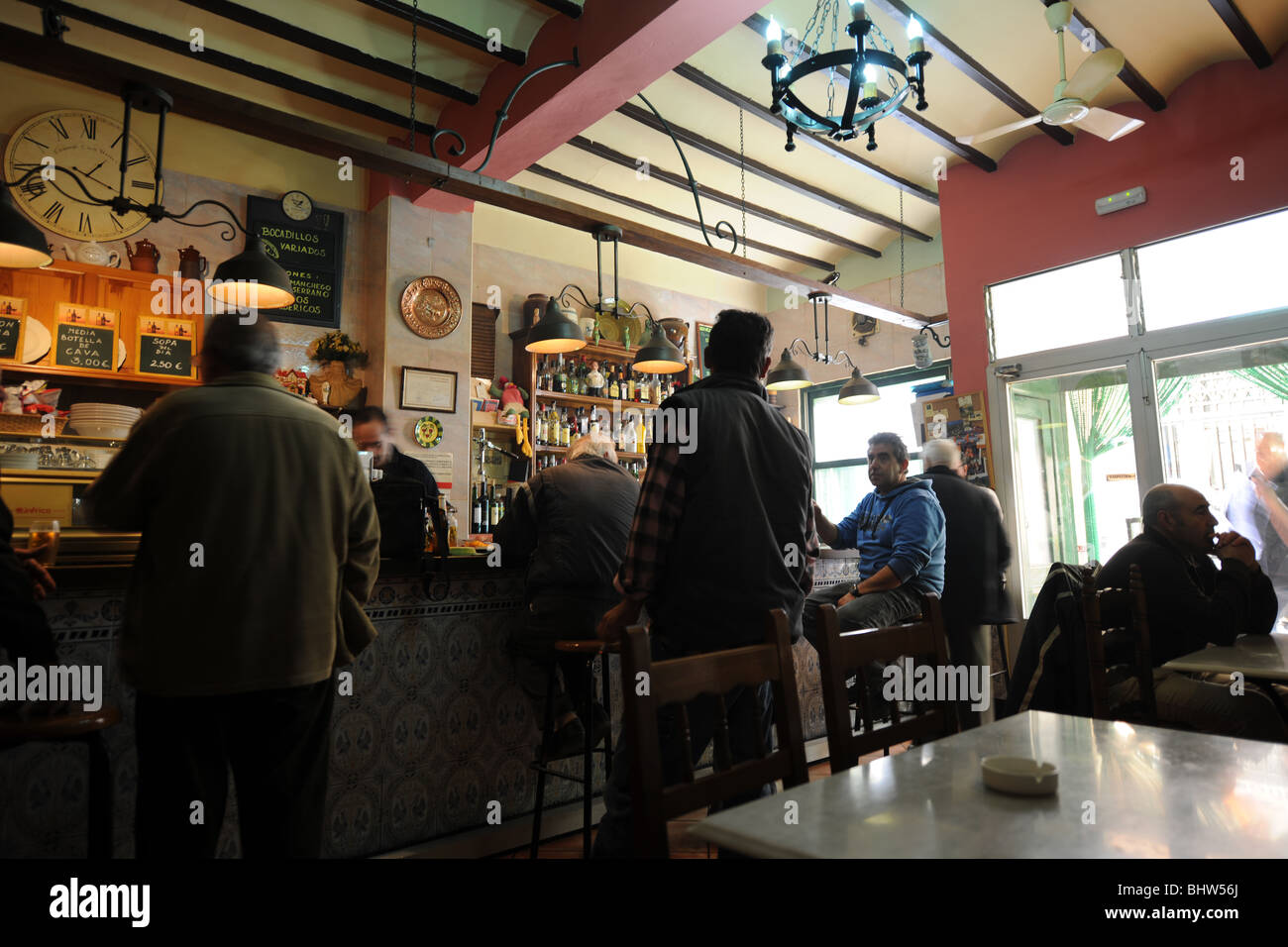 Traditional spanish cafe interior -Fotos und -Bildmaterial in hoher ...