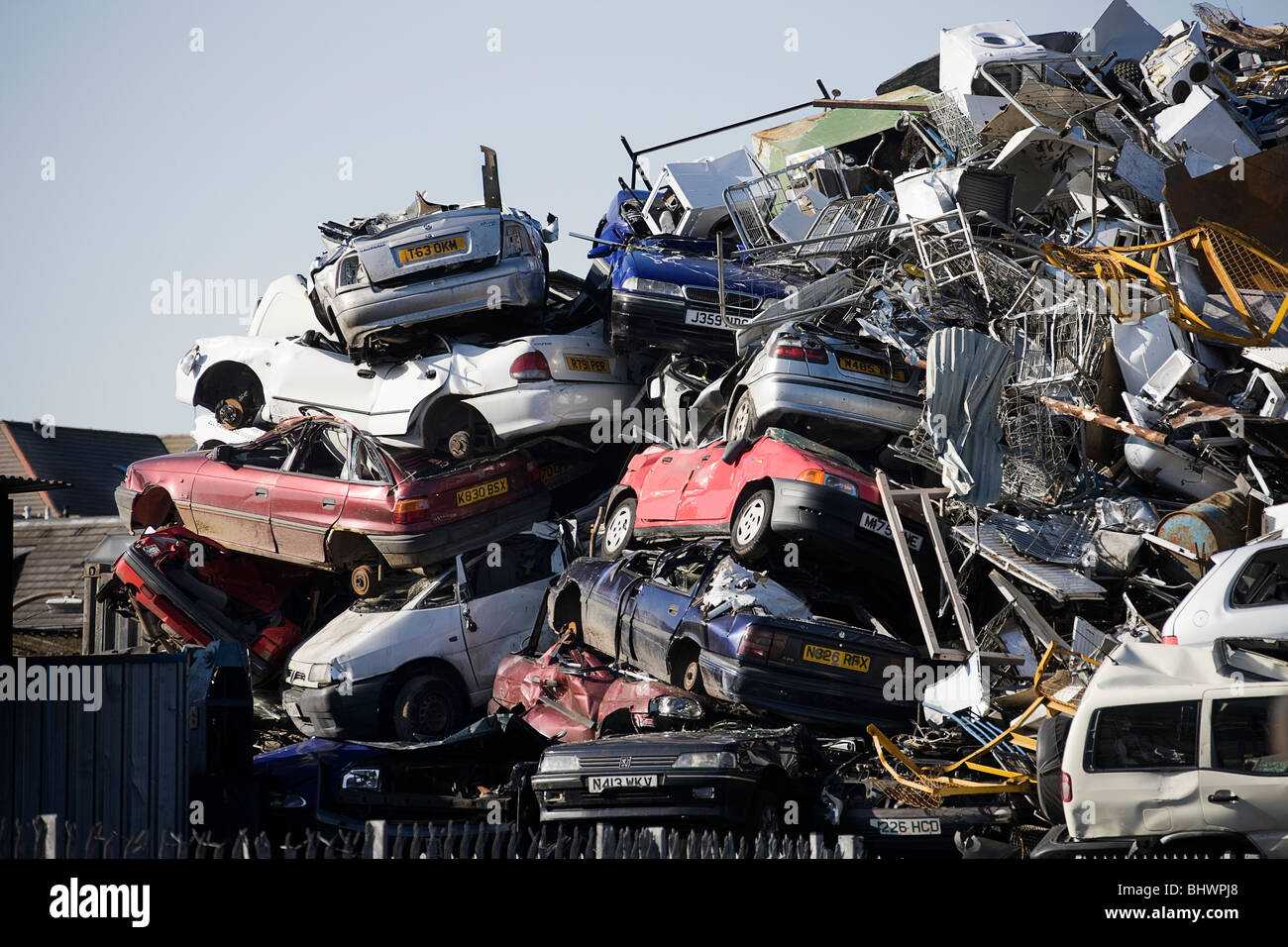 Schrotthaufen autos -Fotos und -Bildmaterial in hoher Auflösung – Alamy
