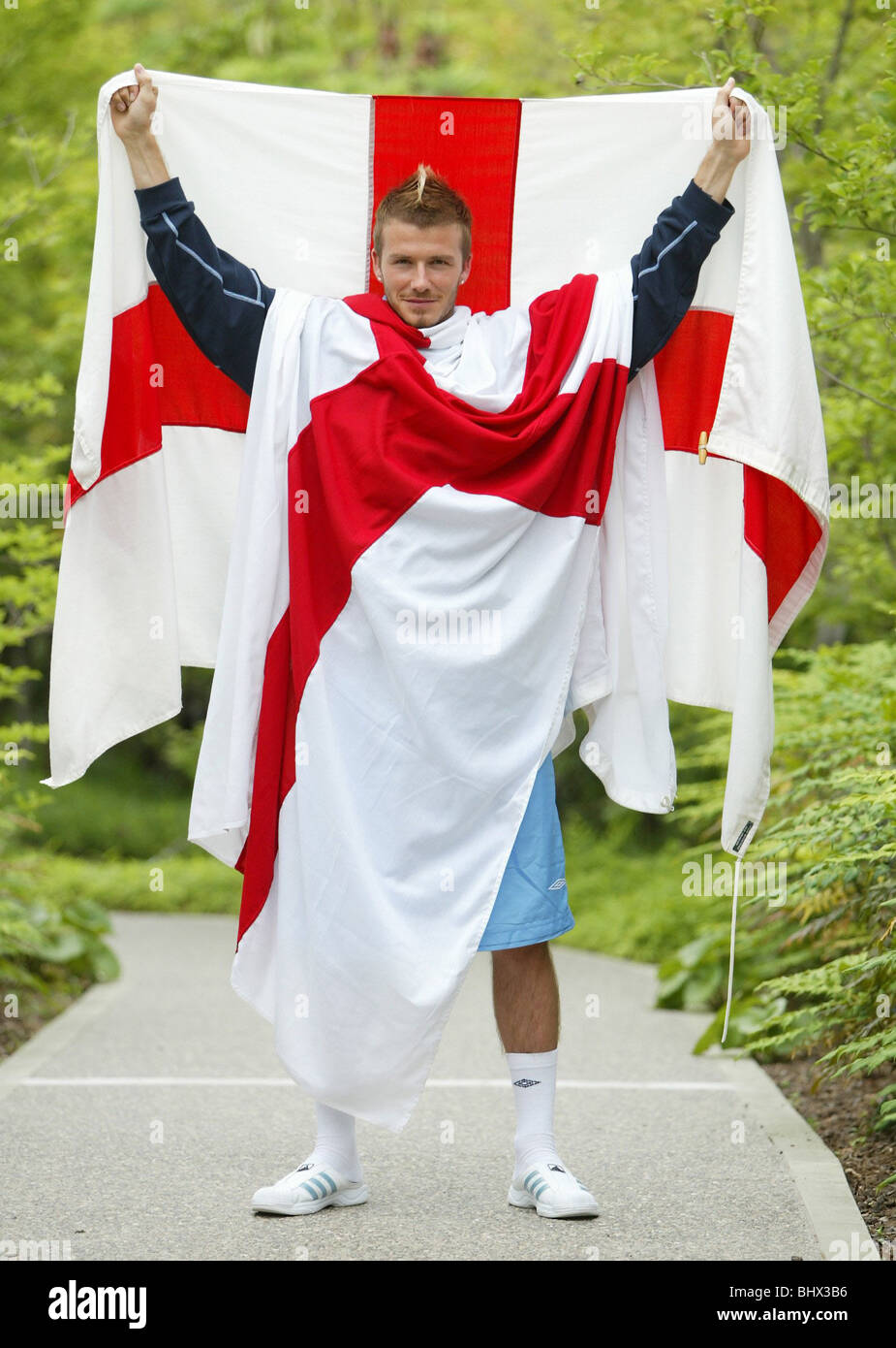 David Beckham, kann 2002 The England Fußball-Kapitän fotografiert wird drapiert mit dem Kreuz ...