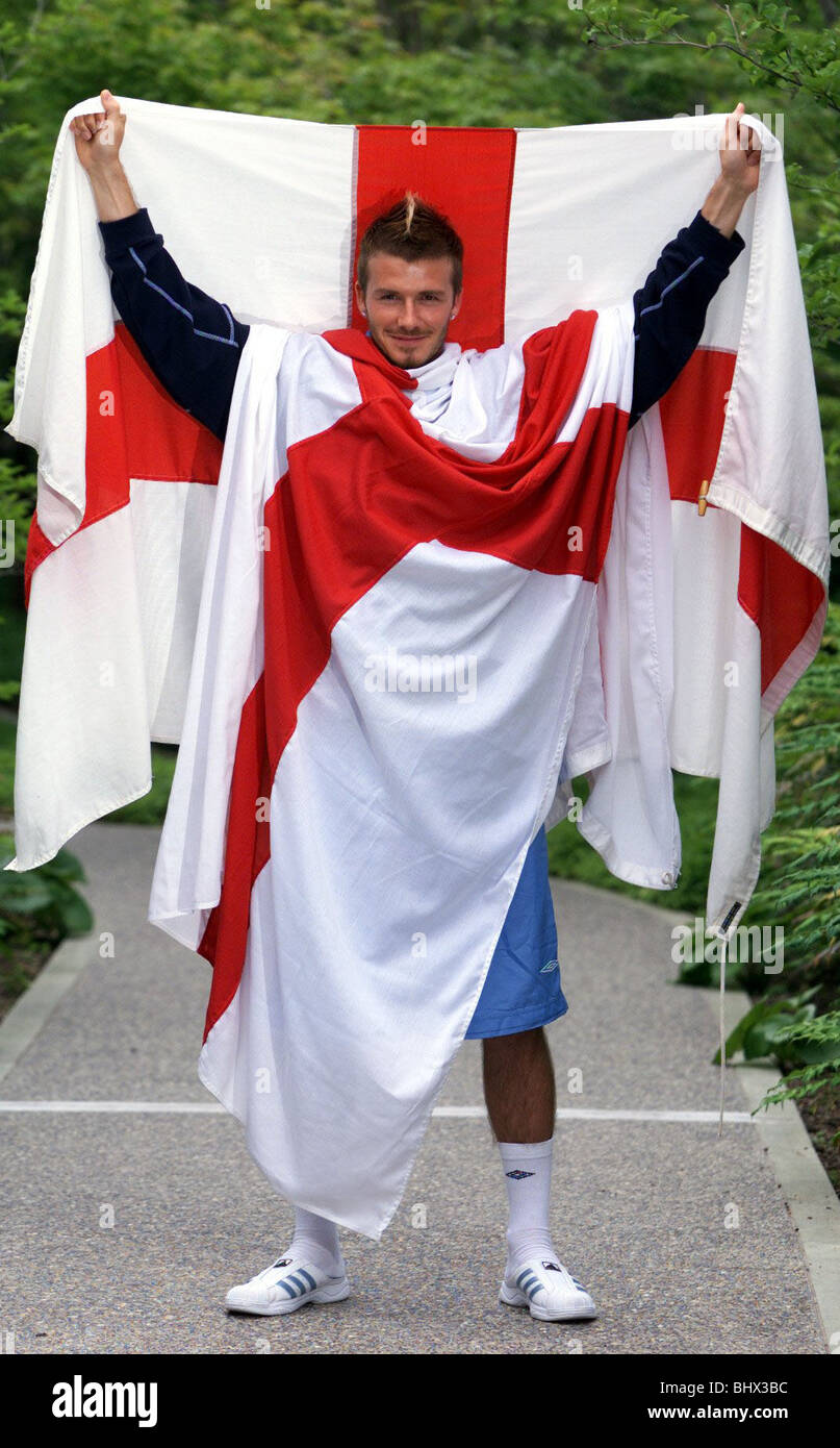 David Beckham, kann 2002 The England Fußball-Kapitän fotografiert wird drapiert mit dem Kreuz ...