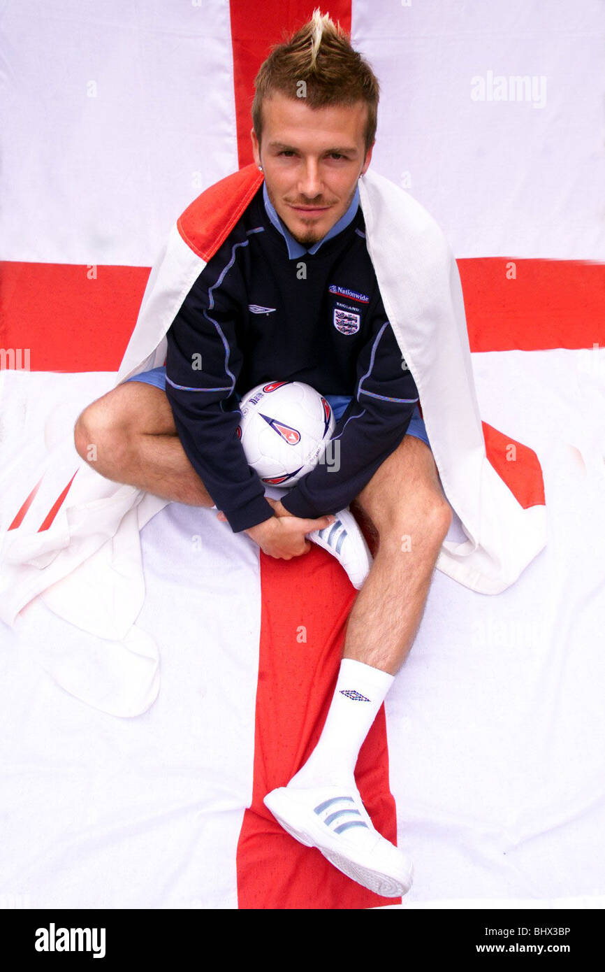David Beckham, kann 2002 The England Fußball-Kapitän fotografiert wird drapiert mit dem Kreuz ...