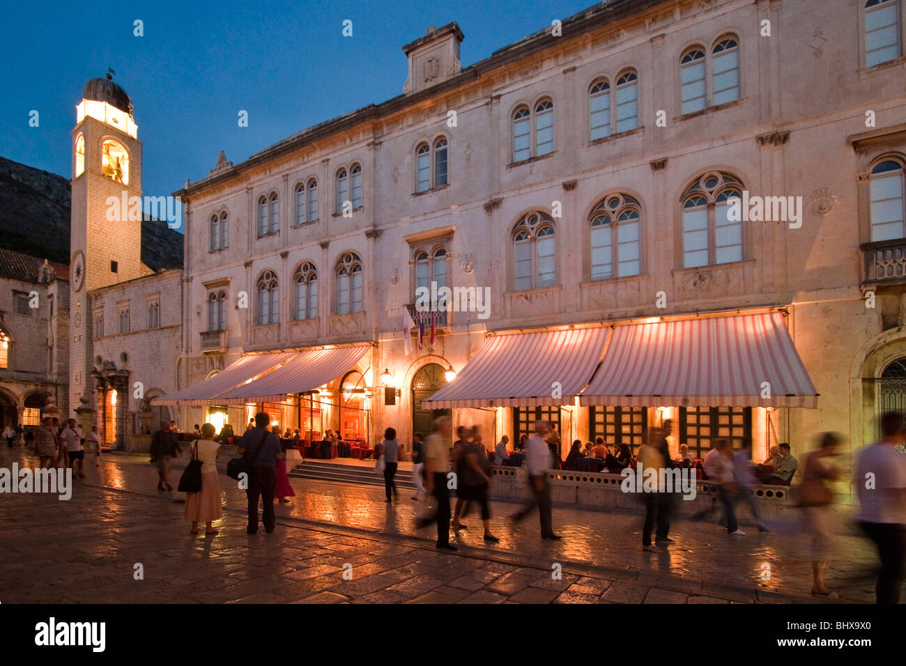 Luza Square und Sponza-Palast, Altstadt Zentrum von Dubrovnik am Abend ...