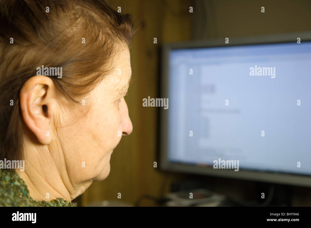 67 Jahre alte Frau auf Desktop-Computer arbeiten Stockfotografie - Alamy