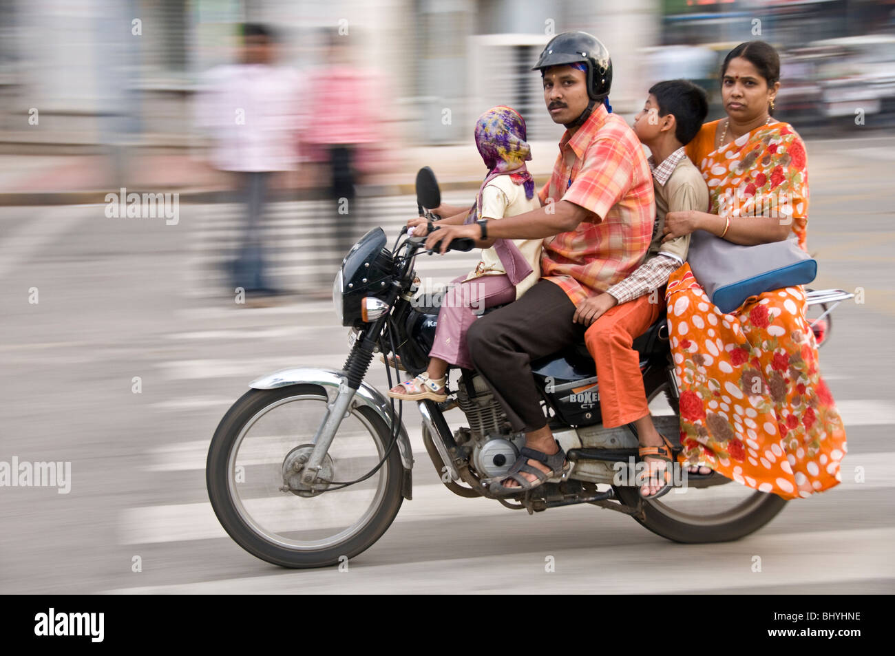Family motorbike india -Fotos und -Bildmaterial in hoher Auflösung – Alamy