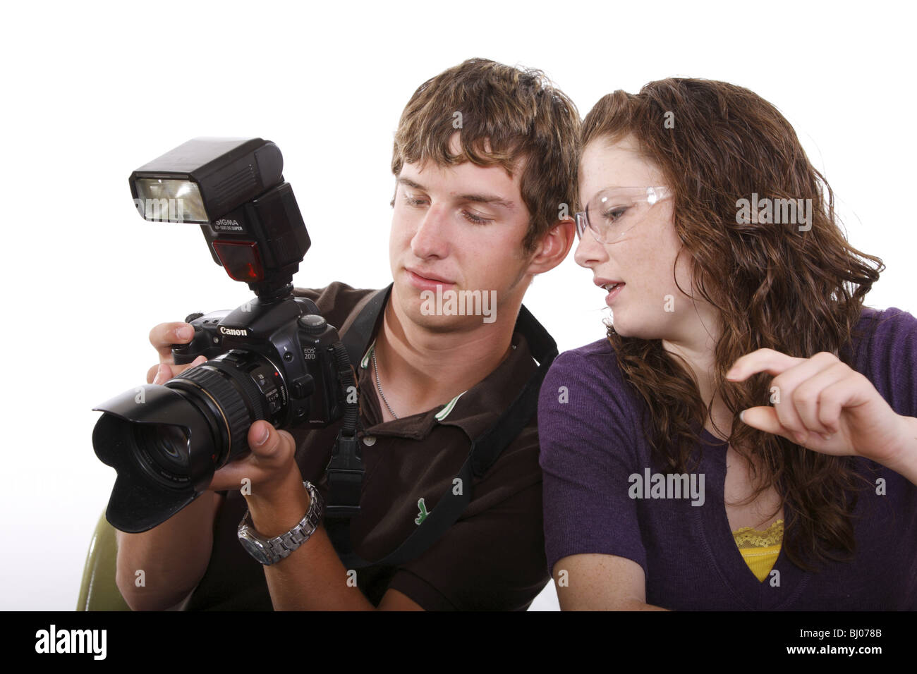 Zwei Studenten, die Überprüfung der Bilder in der Klasse ...