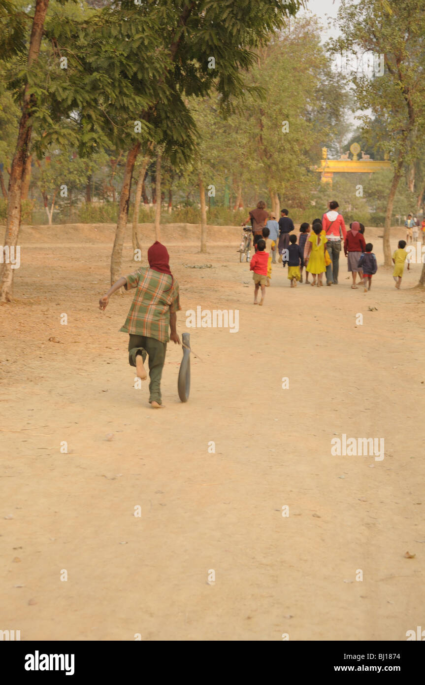 Kind läuft viktorianischen Spiel mit inneren Reifen Stockfotografie - Alamy