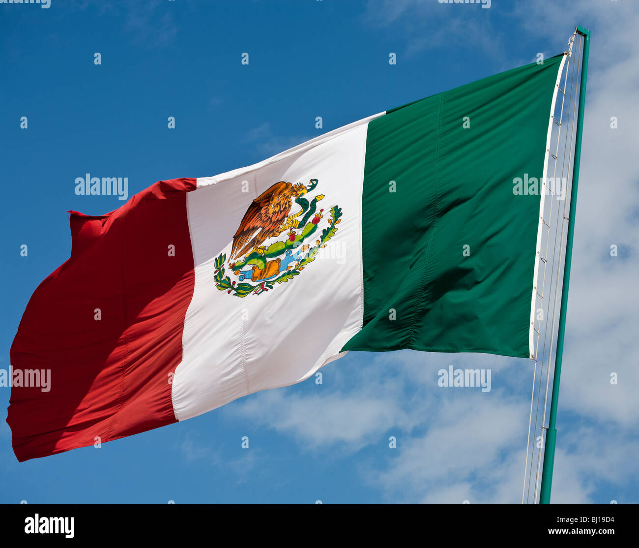 Mexico mexican flag flying -Fotos und -Bildmaterial in hoher Auflösung – Alamy