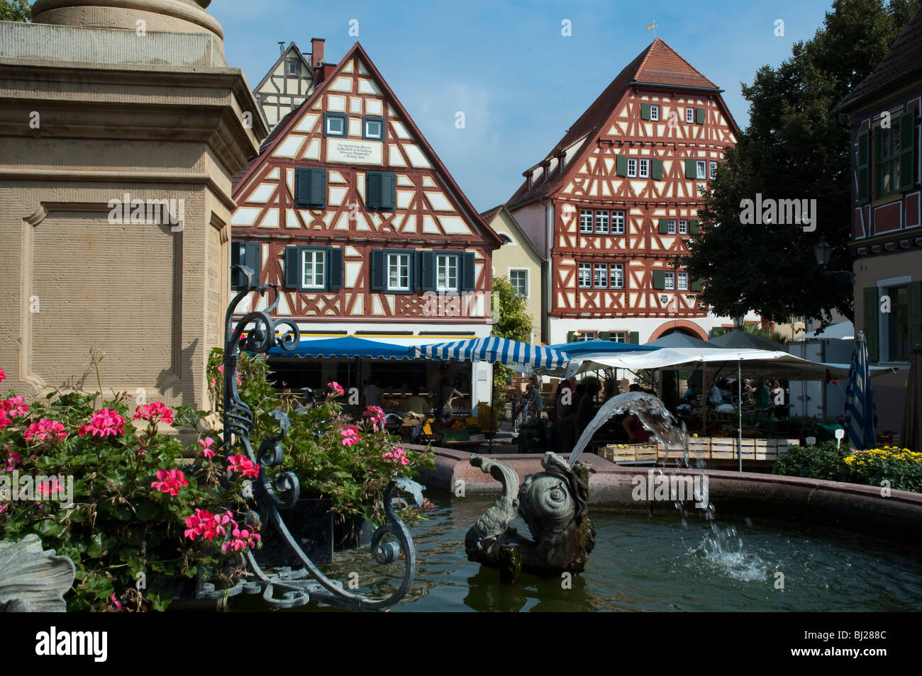 Brunnen auf dem Marktplatz in Ladenburg, Baden-Württemberg, Deutschland ...