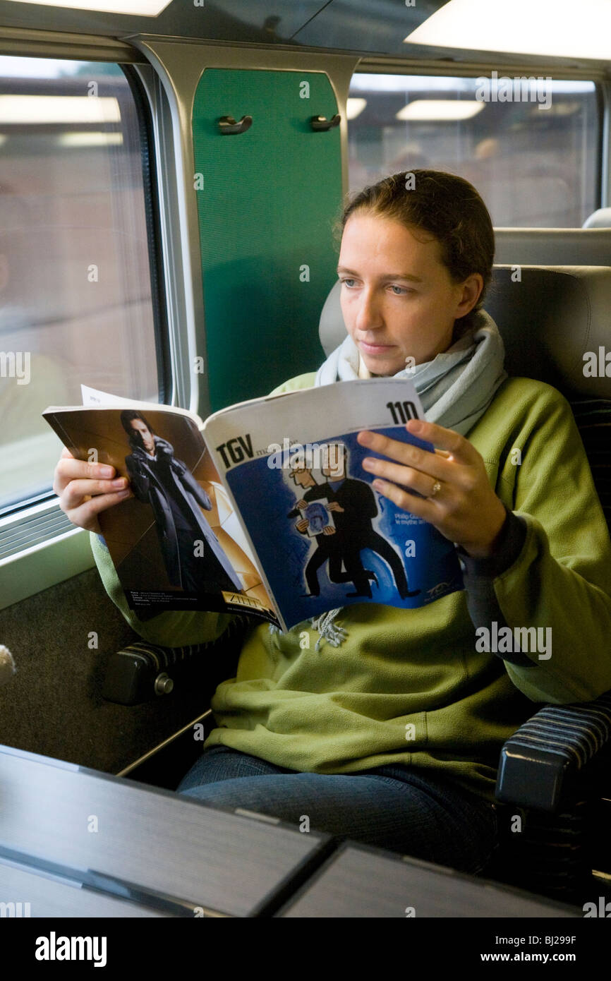 Französin Passagier beim TGV lesen in einem Zug Grande Vitesse Wagen ...
