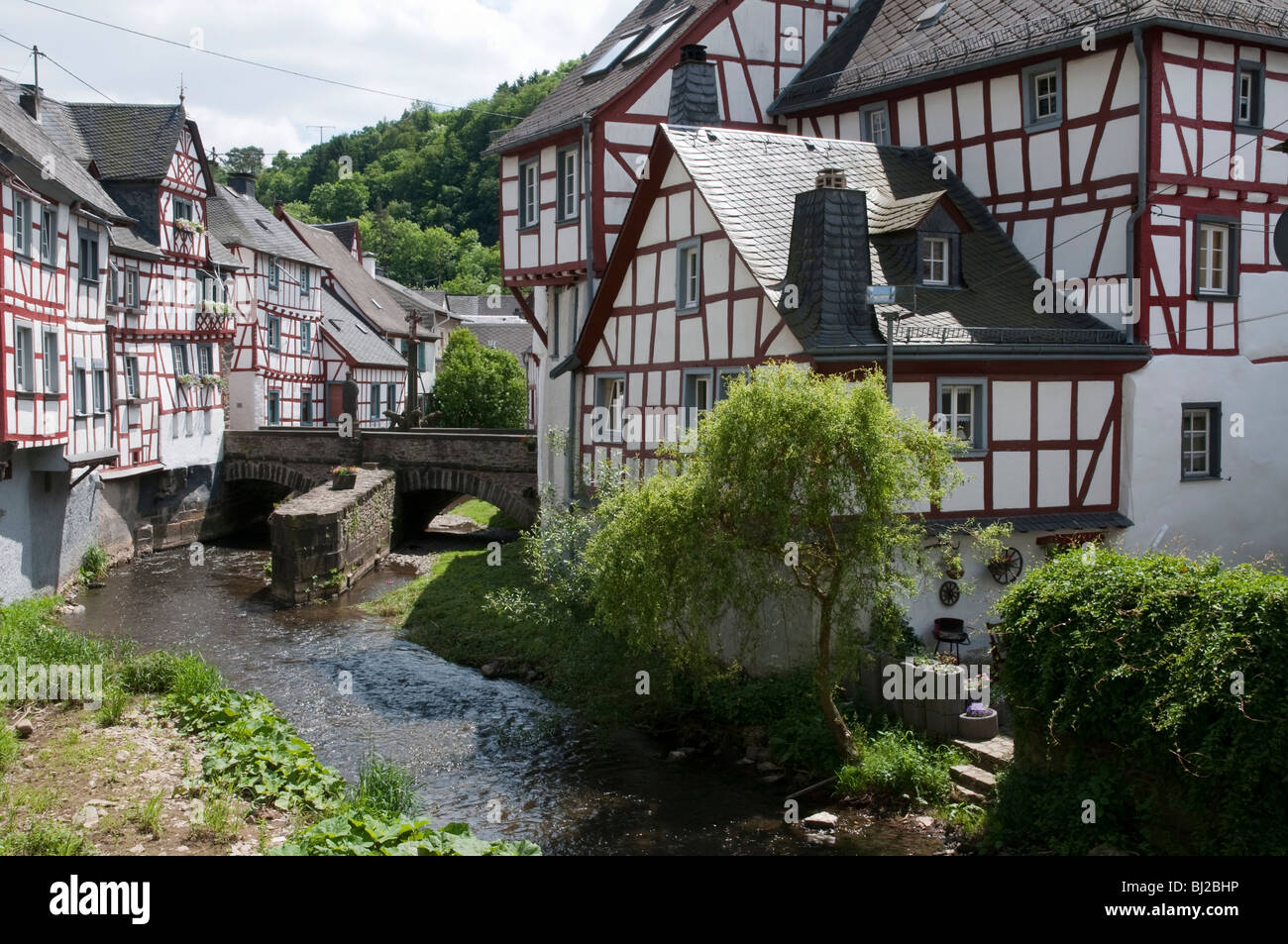 Fachwerk Häuser, Fluss Elz, Brücke, Monreal, Eifel, Rheinland-Pfalz ...