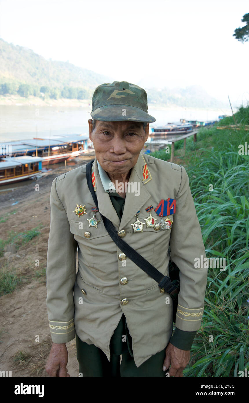 Ein alter Soldat der Pathet Lao zeigt seine Medaillen an den Ufern des ...