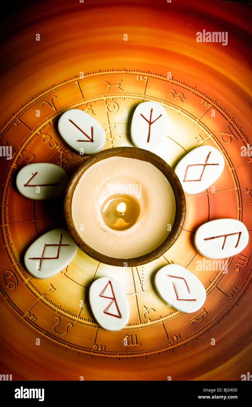 Runen symbole -Fotos und -Bildmaterial in hoher Auflösung - Seite 2 - Alamy