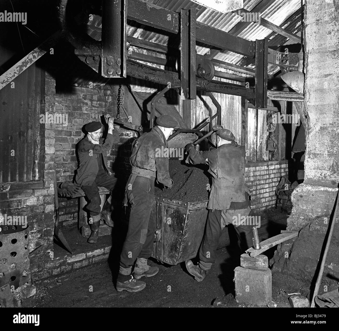 Workers Working In Coal Mine Stockfotos und -bilder Kaufen - Alamy