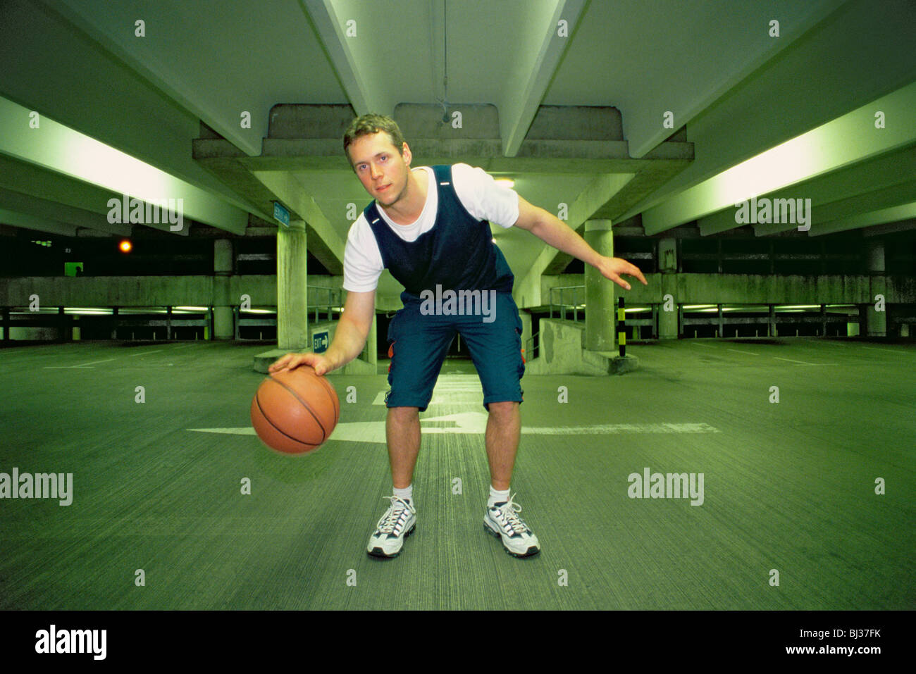 Basketball im park -Fotos und -Bildmaterial in hoher Auflösung – Alamy