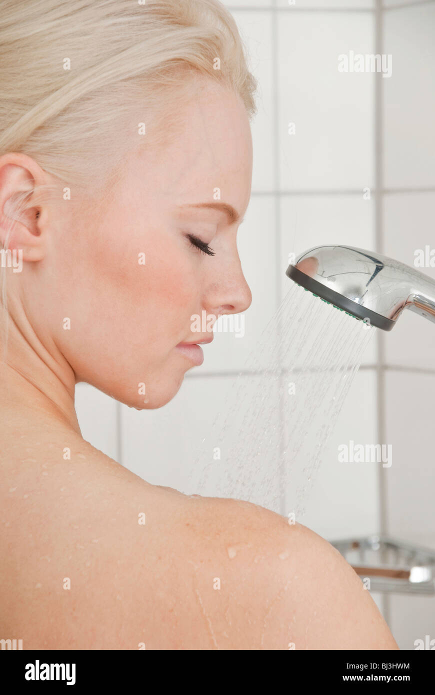 Frauen in der Dusche Stockfotografie - Alamy