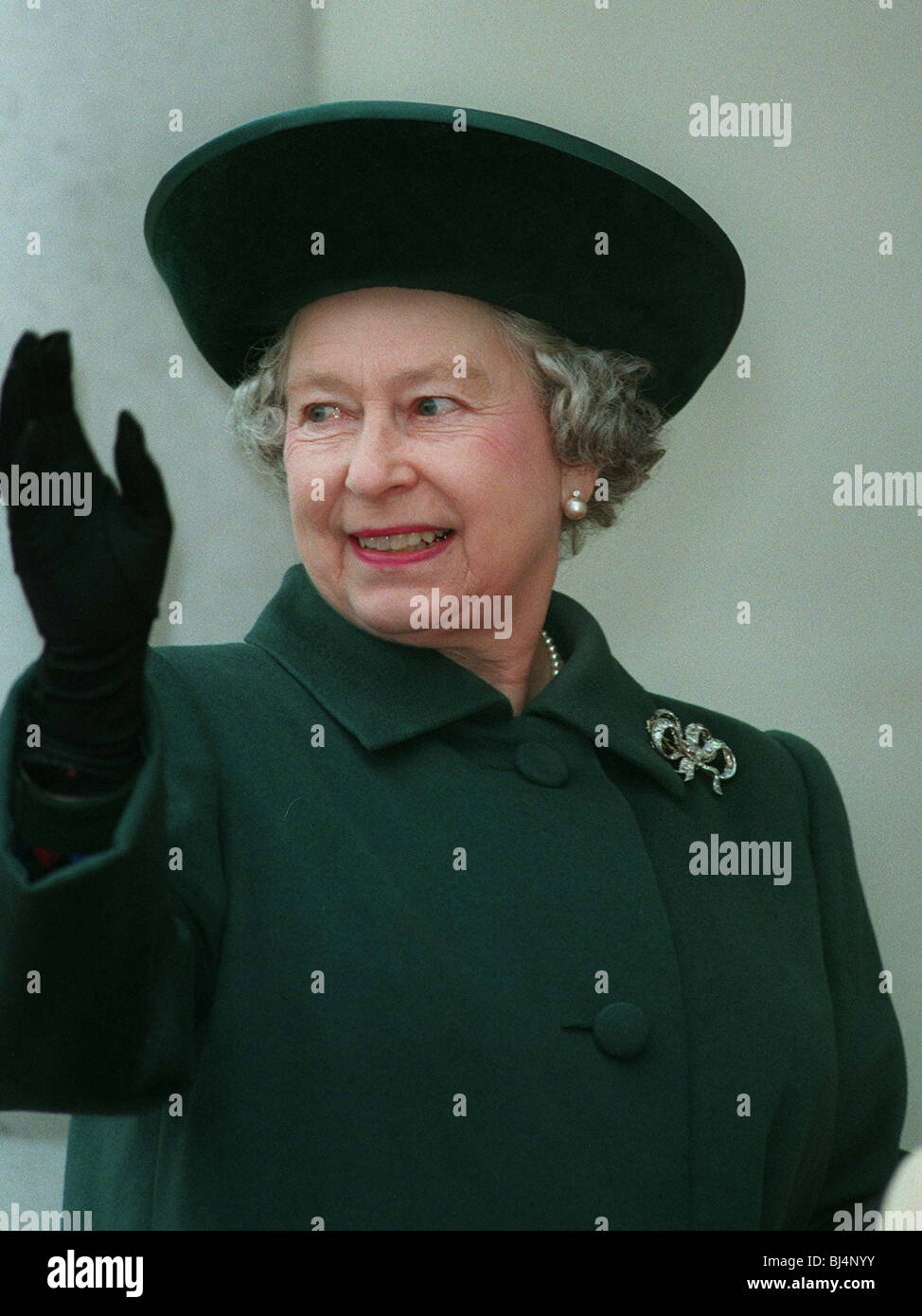 Queen elizabeth ii waving -Fotos und -Bildmaterial in hoher Auflösung ...