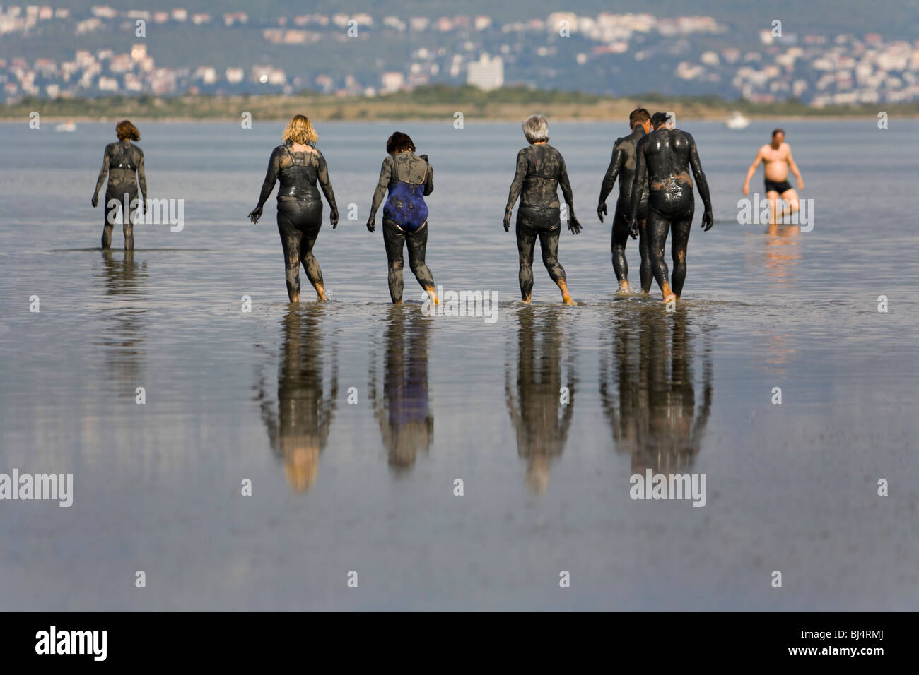 Cizici auf Insel Krk in Kroatien, Menschen mit Schlamm bedeckt ...