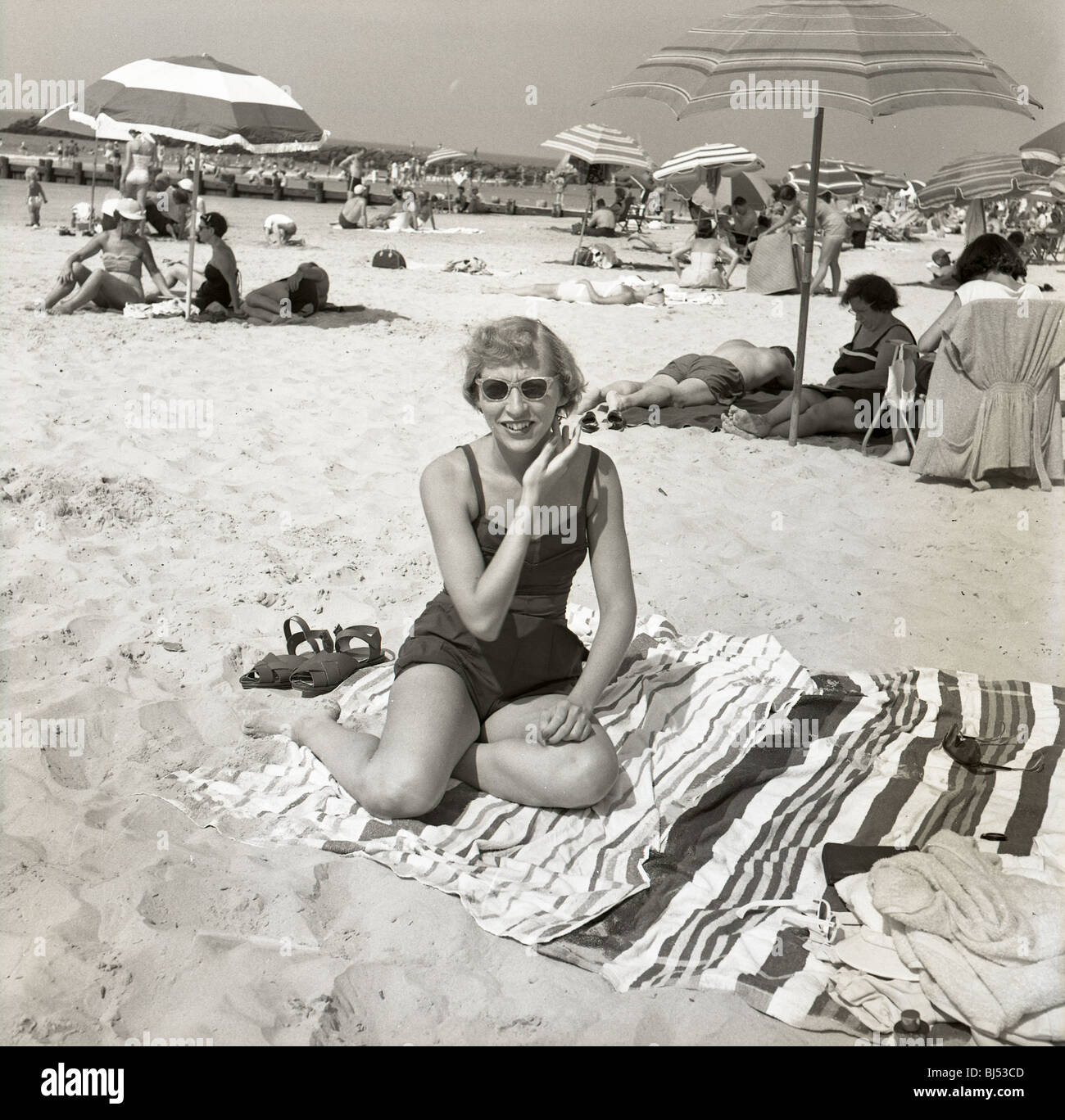 Modebewusste Frau Am Strand In Den 1950er Jahren Lächelnd Glücklich