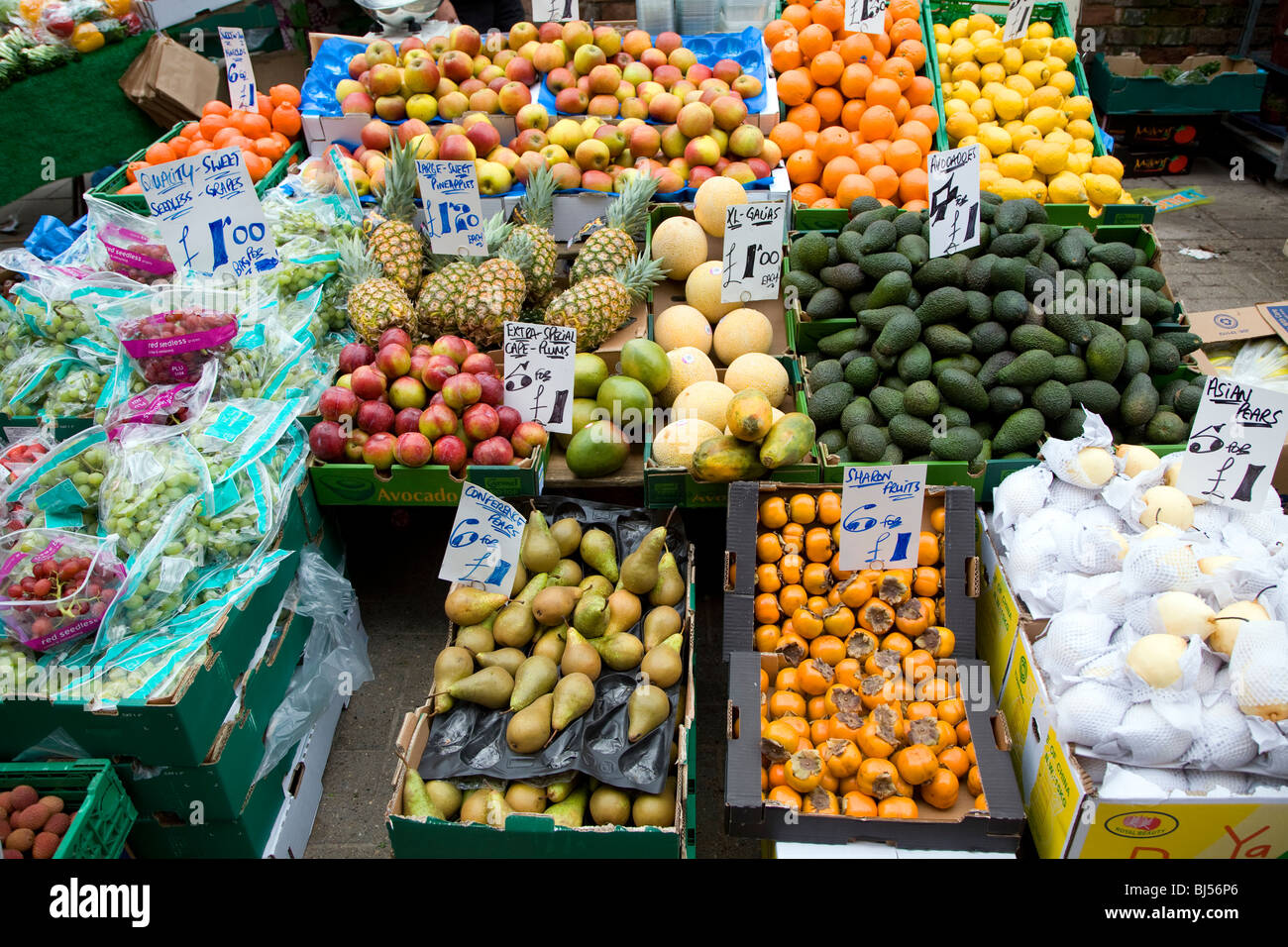 Straßenmarkt mit Obst und Gemüse, darunter auch exotische tropische ...