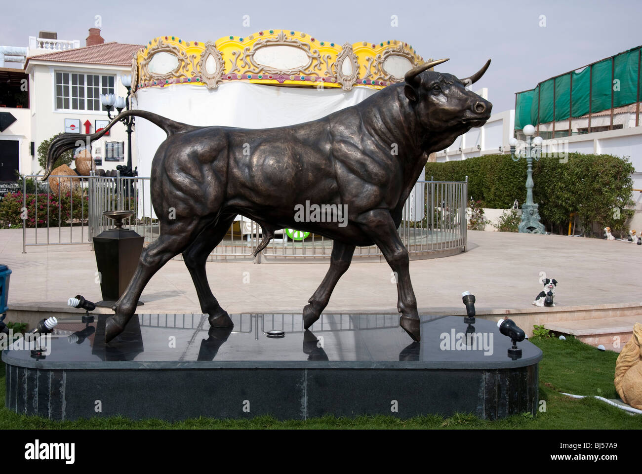Schwarze stier skulptur -Fotos und -Bildmaterial in hoher Auflösung – Alamy