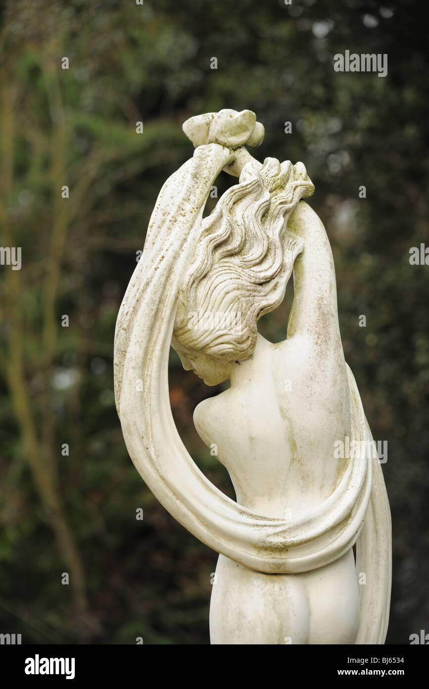 Statue der Aphrodite in Gärten von Ripley Arts Centre, Bromley ...