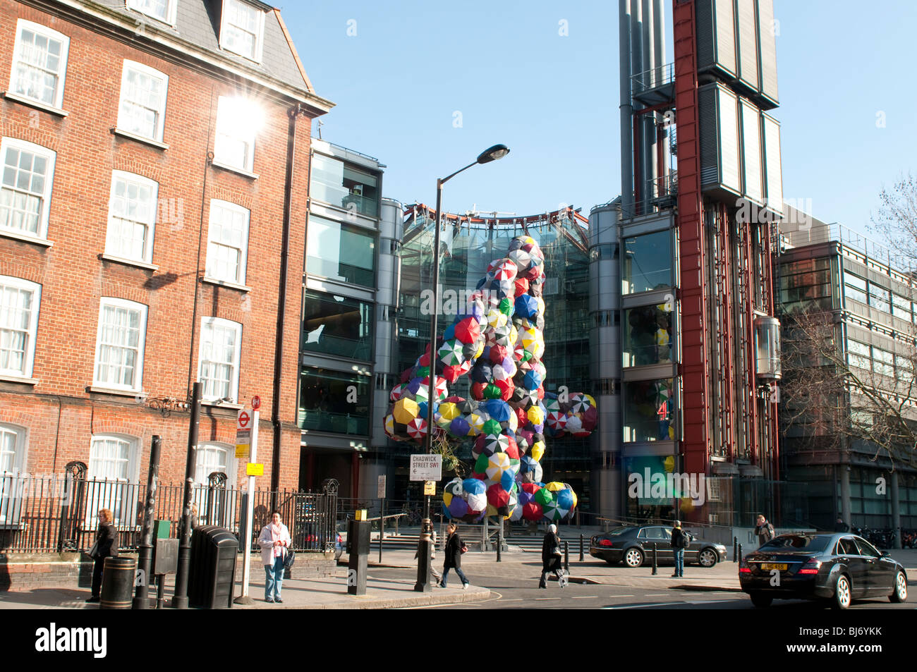 Kanal 4 Gebäude in Horseferry Road mit der Installation "Shelter" von ...