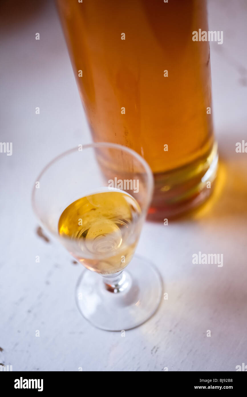 Schnaps glas -Fotos und -Bildmaterial in hoher Auflösung – Alamy