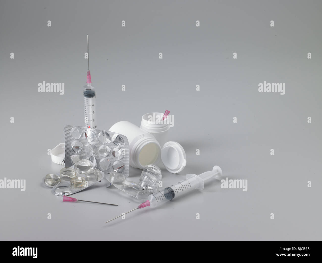 Pharmaverpackungen und Spritze mit weißem Kunststoff ...