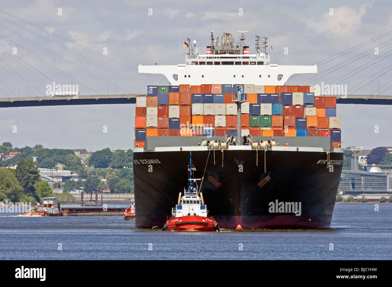 Containerschiff mit Schlepper im Hamburger Hafen, Deutschland ...