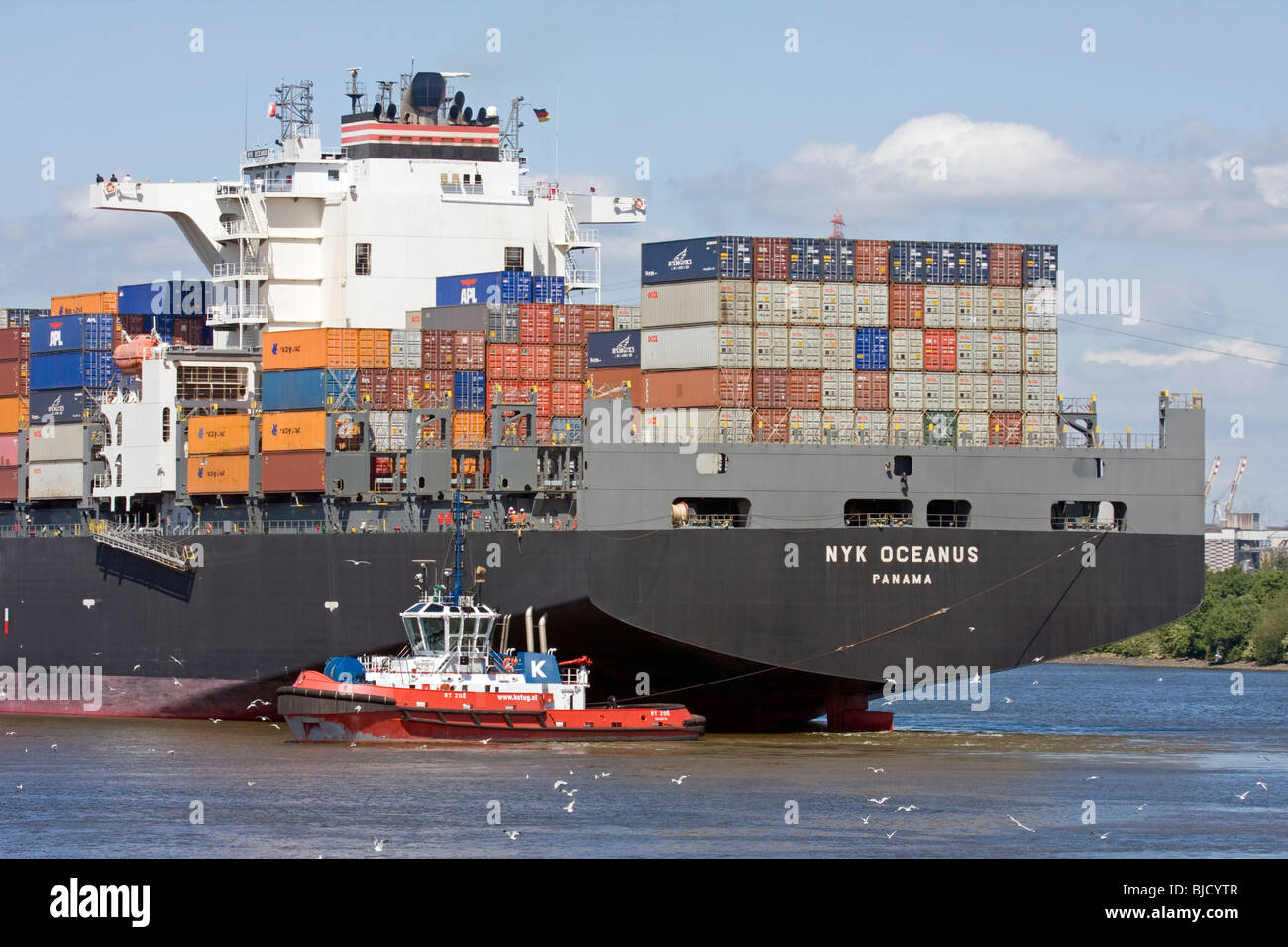 Containerschiff mit Schlepper in einem Hafen, Deutschland ...
