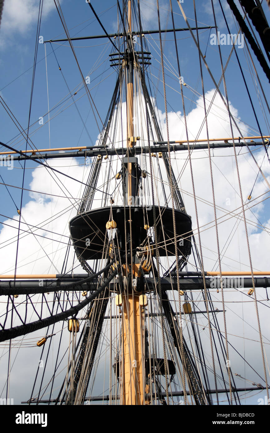 Rigging auf HMS Victory in Portsmouth Historic Dockyard um den Großmast ...