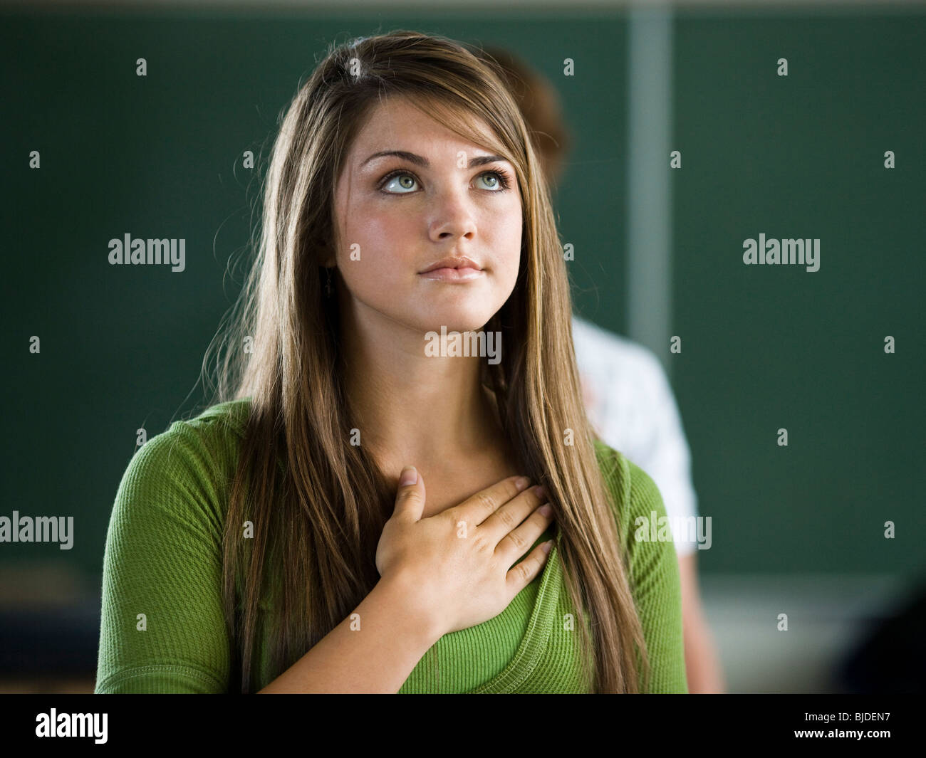 Hand over heart -Fotos und -Bildmaterial in hoher Auflösung – Alamy