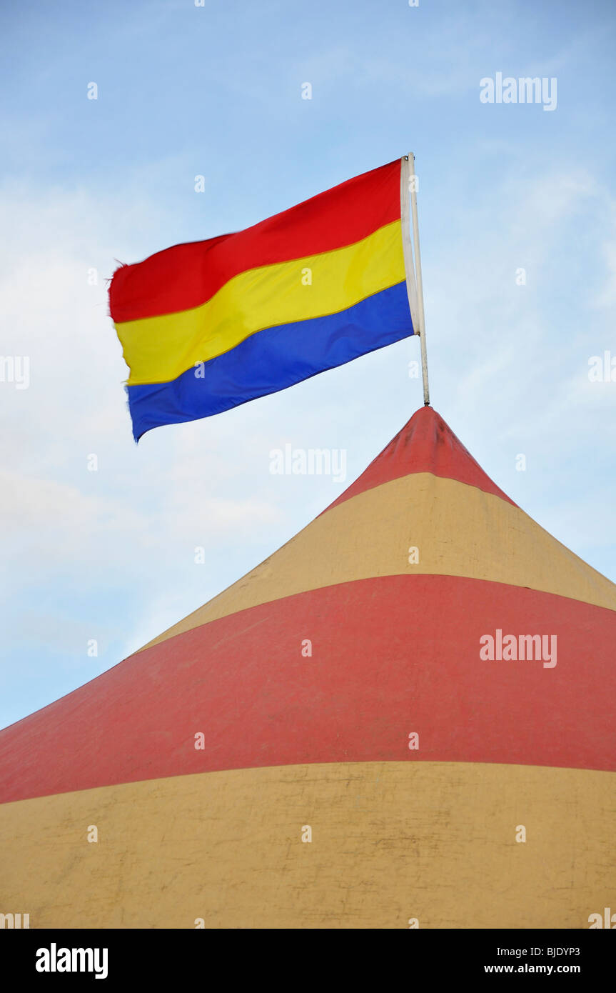 Dach des zirkuszeltes -Fotos und -Bildmaterial in hoher Auflösung – Alamy