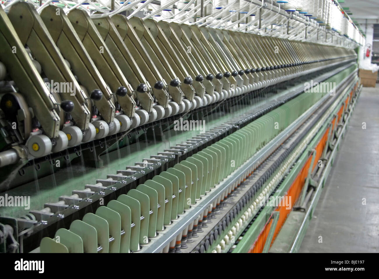 Mechanical weaving loom -Fotos und -Bildmaterial in hoher Auflösung – Alamy