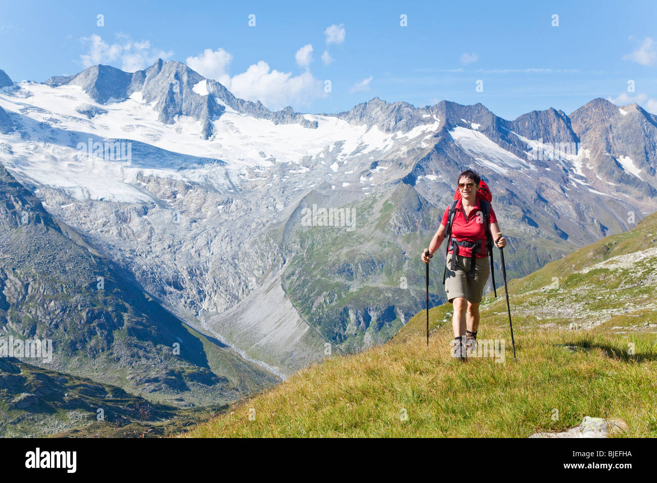 Frau wandern in den zillertaler alpen -Fotos und -Bildmaterial in hoher ...