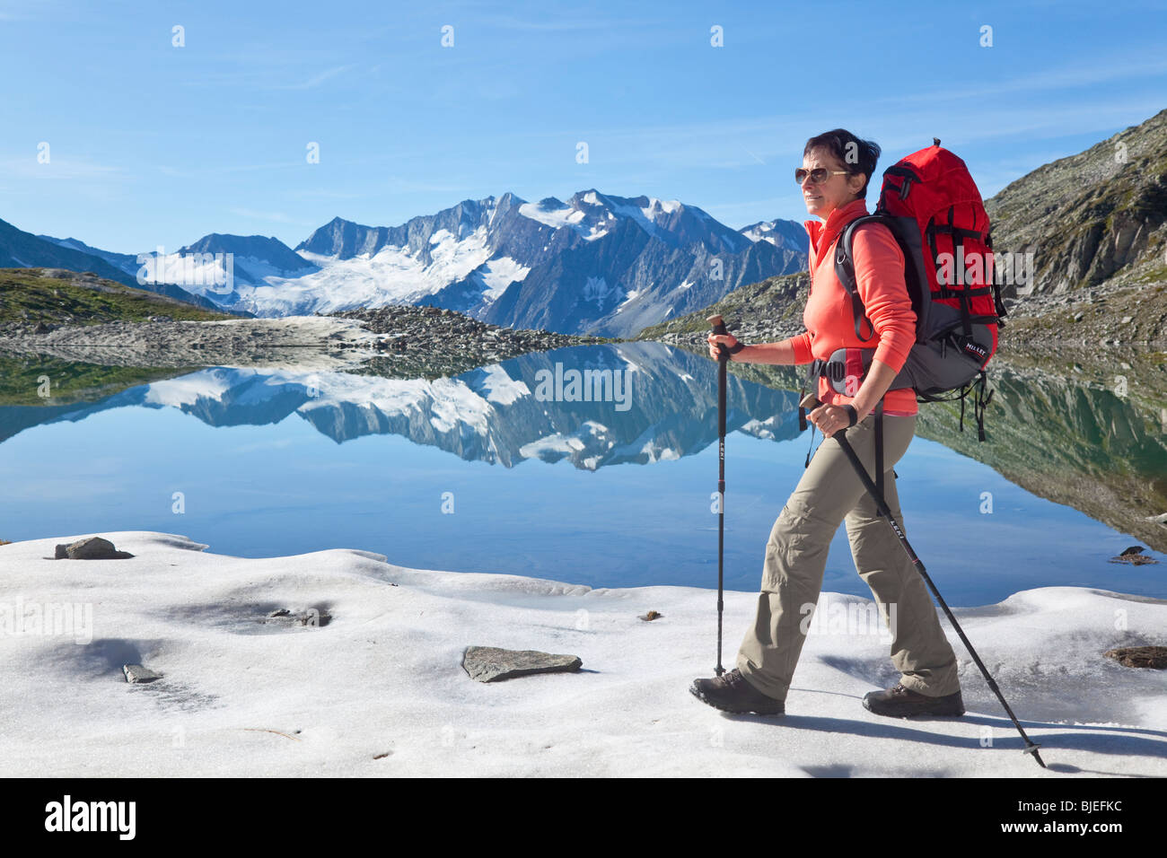 Frau wandern in den zillertaler alpen -Fotos und -Bildmaterial in hoher ...