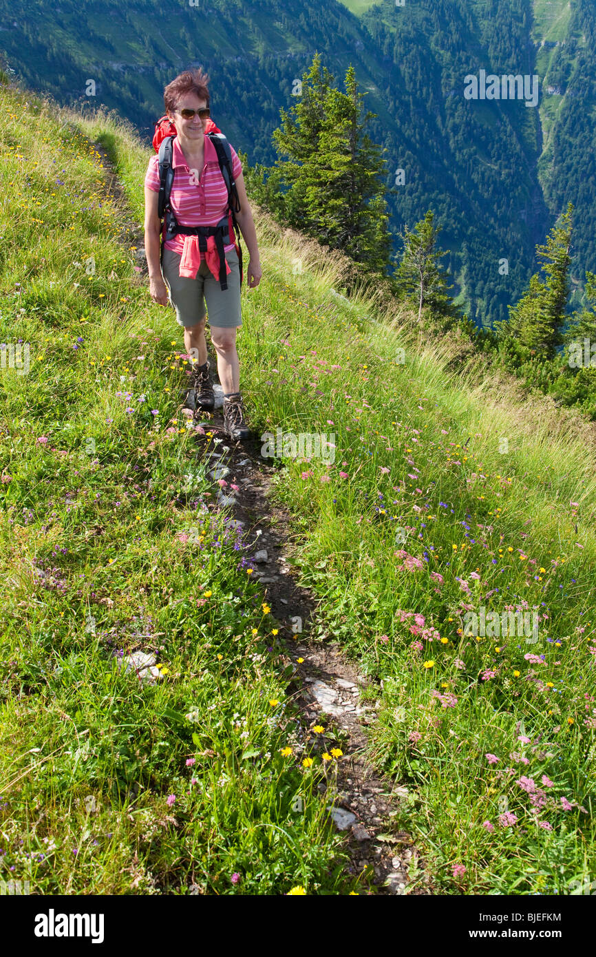 Frau, die entlang einer steigung wandert -Fotos und -Bildmaterial in ...