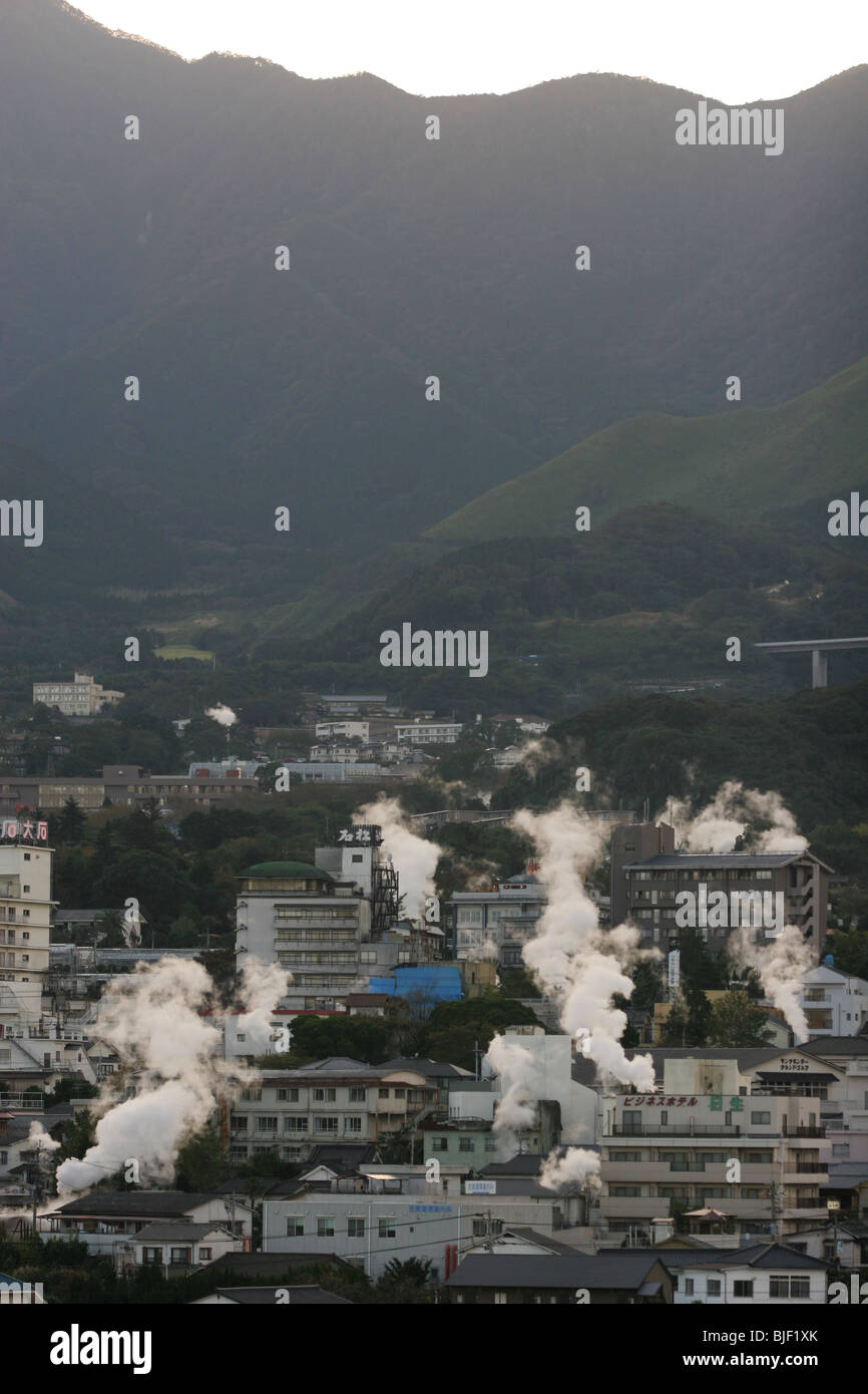 Dampf aus vulkanischen heißes Wasser Quellen Aufstieg von Öffnungen in ...